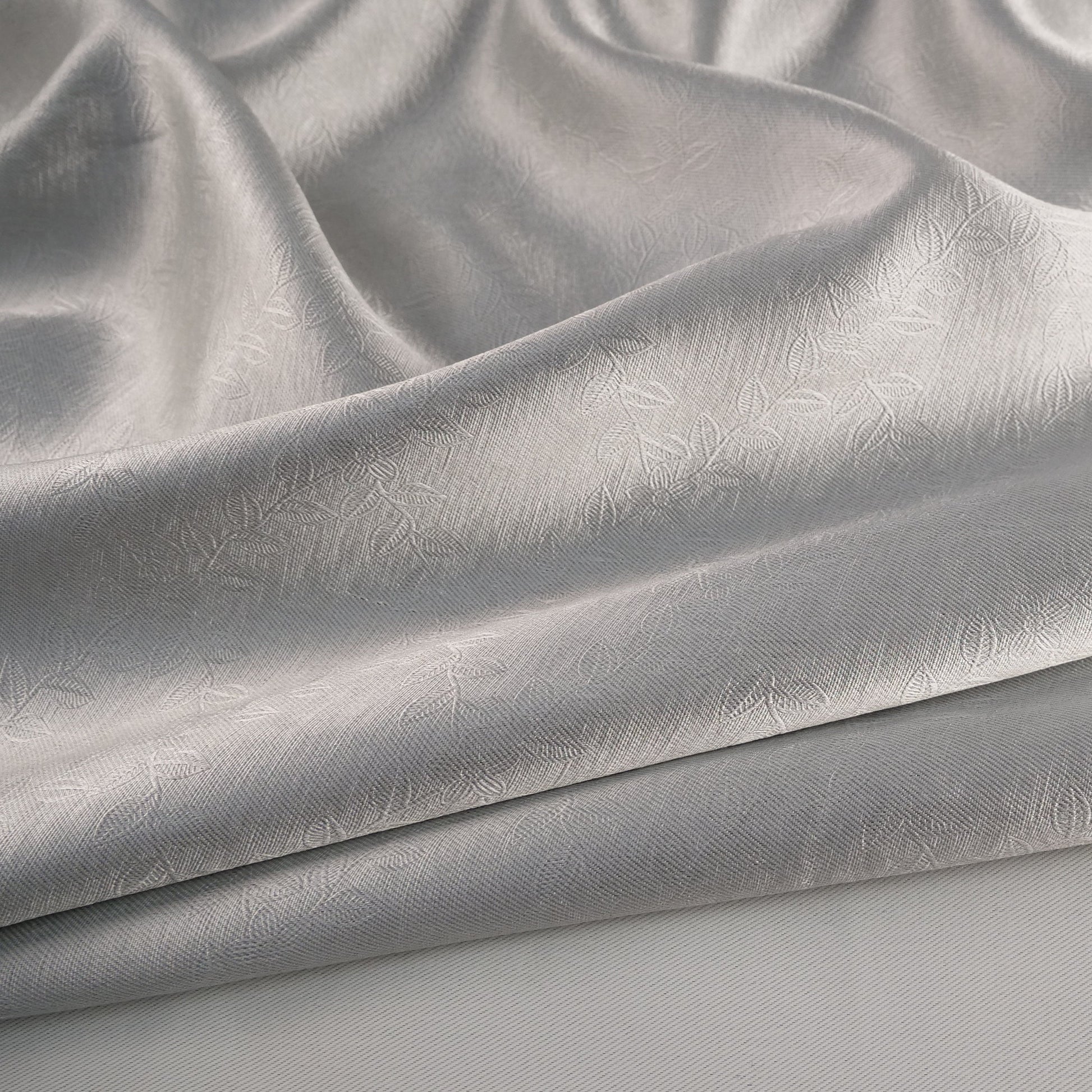 ANTISOLAR EMBOSS GRIS HIGH RISE HOJAS – Marijoa Tejidos